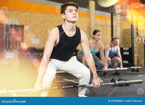 Tipo Haciendo Ejercicios Con Barbell Durante El Entrenamiento En El