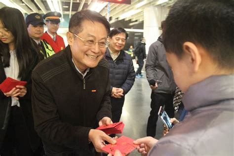 侯友宜疑身體不適 副市長陳純敬代班板橋車站發福袋 政治 中時