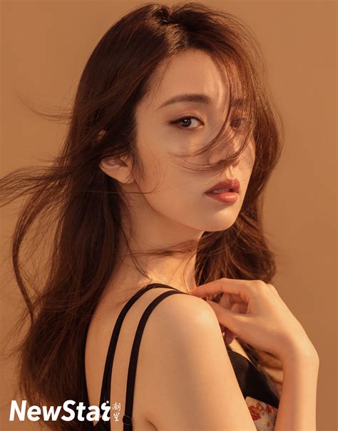 王晓晨深邃眼眸直击人心 完美身材曲线凹凸有致吊带