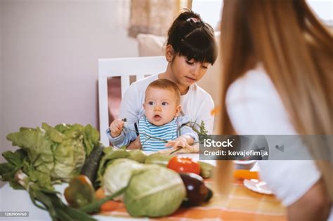 건강한 음식과 함께 식사를 준비하는 어린 어머니와 아이들 가정 생활에 대한 스톡 사진 및 기타 이미지 가정 생활 가정 주방