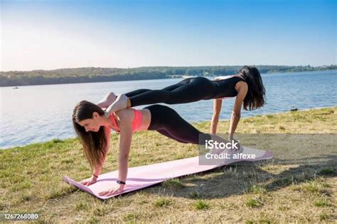 젊은 운동 여자 를 하 고 푸시 업 낮에 호수 근처에서 피트니스 운동을하는 소녀 가냘픈에 대한 스톡 사진 및 기타 이미지 가냘픈 강사 건강한 생활방식 Istock