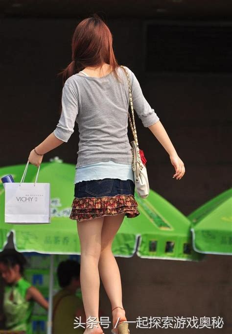 街拍百褶裙長腿女孩，跟男朋友逛街購物，彎腰拿包裹！ 每日頭條
