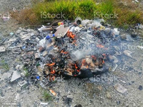 쓰레기는 열린 공간에서 태워집니다 폐기물을 처리하는 한 가지 방법 0명에 대한 스톡 사진 및 기타 이미지 0명 가연성