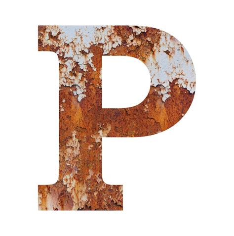 Letra P Hecha Con Metal Oxidado Contra Un Fondo Blanco Foto Premium
