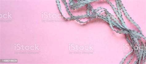 바느질과 재봉 장인의 배경 실로 수 놓은 리본 Diy 흐림 효과 초점이 약합니다 손과 기계로 자수 테이프 Diy에 대한 스톡 사진 및 기타 이미지 Istock