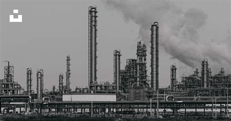 연기 더미가있는 공장의 흑백 사진 사진 Unsplash의 무료 산업 이미지