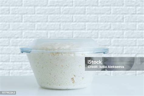 Adonan Ragi Yang Terbuat Dari Tepung Terigu Dalam Piring Kaca Di Atas