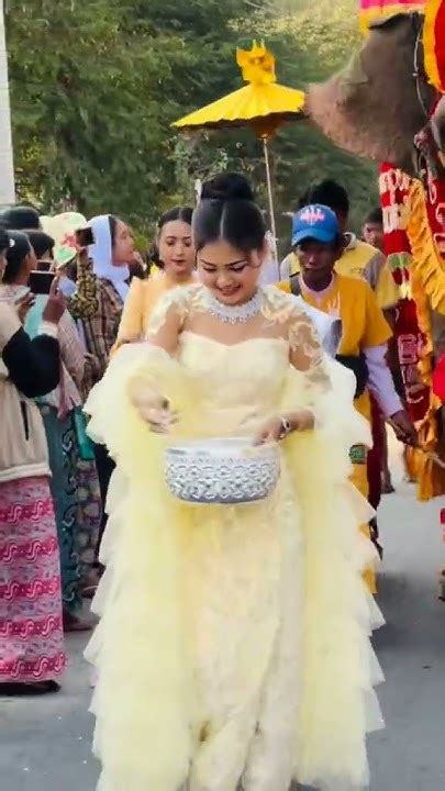 ရွာအလှူပွဲမှာ ပန်းကြဲနေတဲ့ အချောအလှလေးတွေ 🥰😊 Youtube
