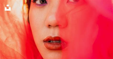 그녀의 얼굴을 덮고있는 빨간 머리를 가진 여자 사진 Unsplash의 무료 유행 이미지