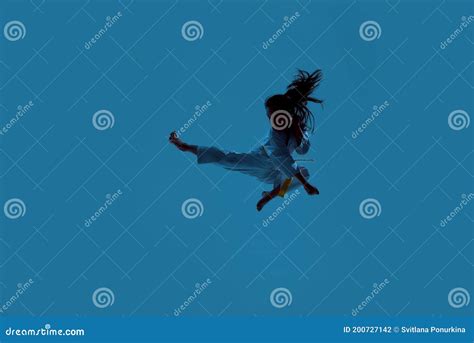 女子空手道女孩在白色和服中锻炼、打斗、武术、跳远的剪影 库存照片 图片 包括有 女性 空手道 200727142