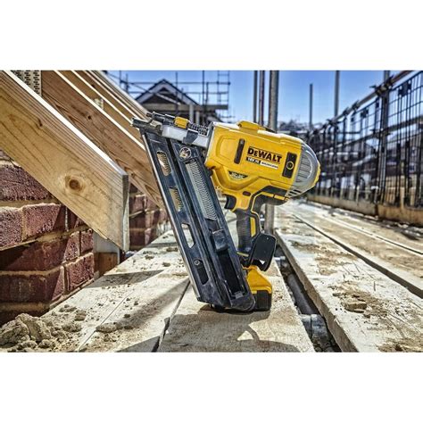 Акумулаторен такер DeWALT DCN692P2 • Цена