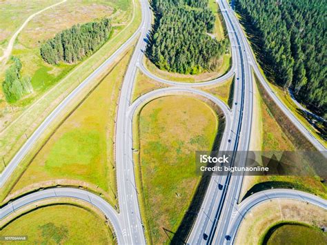 도시에서 고속도로의 공중 전망입니다 자동차 교환 육교를 건너입니다 고속도로 소통량 교환입니다 고속도로의 공중 새의 눈 사진입니다 고속도로입니다 도 교차점입니다 전달 하는