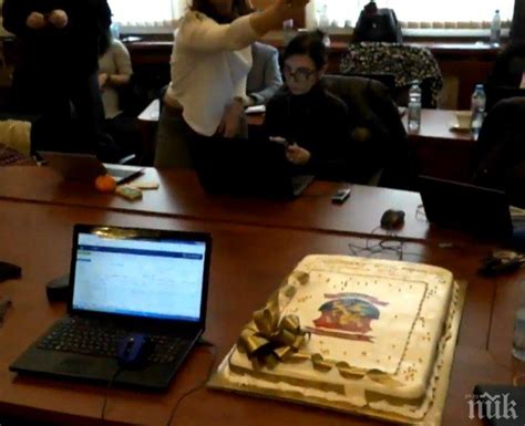 ПЪРВО В ПИК Tv ВМРО черпи с огромна торта журналистите в парламента