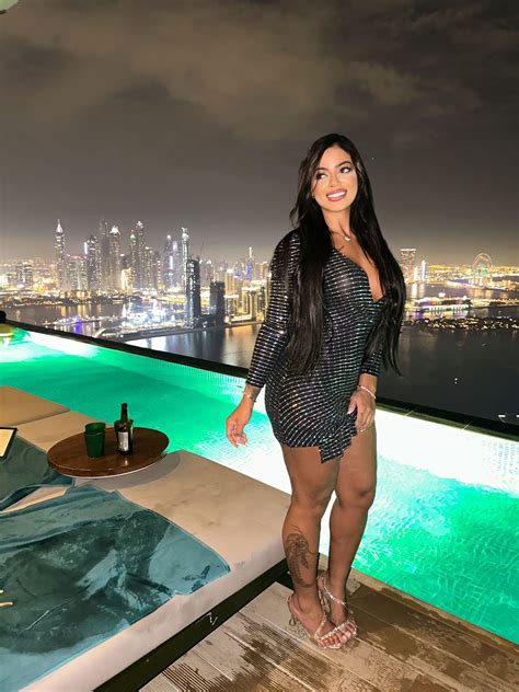 Stephanie Silveira Grava Em Dubai E Recebe Proposta De Sheik Mil