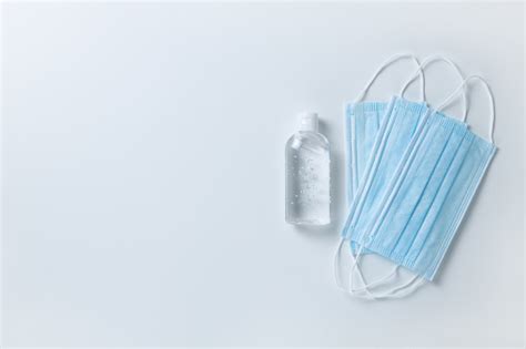 의료 보호 파란색 얼굴 마스크 소독제 젤 흰색 배경 클로즈업 평평하게 최소한의 스타일 복사 공간 위생 개념 보호 장비 바이러스