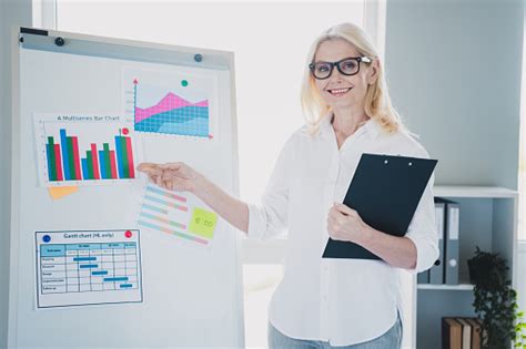 통계 분석가 금발 여성이 사무실에서 공식적인 흰색 셔츠와 안경을 착용하고 프리젠 테이션을 만드는 사진 파이 차트 그래프 45 49세에 대한 스톡 사진 및 기타 이미지