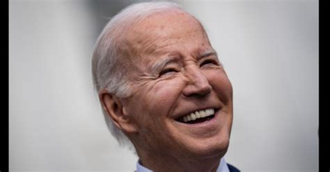 Джо Байдън с мега гаф навръх рождения си ден за малко не подпали Белия дом с тортата си За