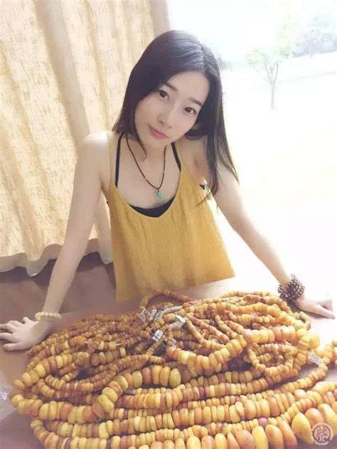 蜜蠟多少錢一克美女曬出4隻老蜜蠟手串竟有人出價666萬 每日頭條