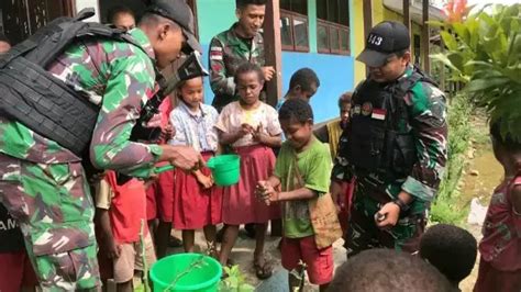 Cetak Generasi Sehat Satgas Yonif 143 TWEJ Tanamkan Pola Hidup Bersih