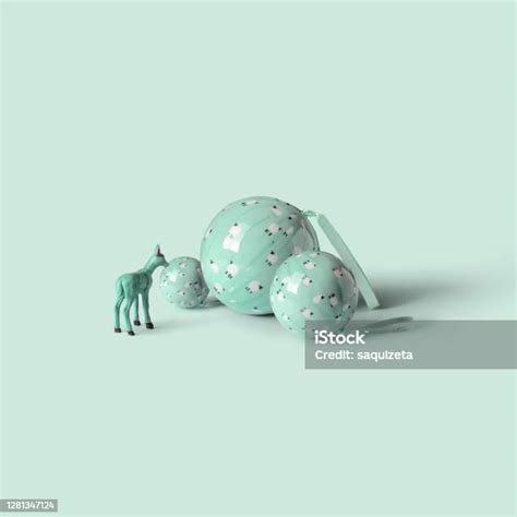 녹색 민트 배경에 크리스마스 공에 서 순록 최소한의 개념 0명에 대한 스톡 사진 및 기타 이미지 0명 12월 강림절