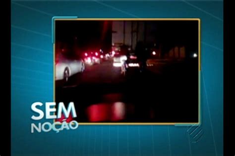 Vídeo Sem Noção flagra duas pessoas em bicicletas pegando carona em