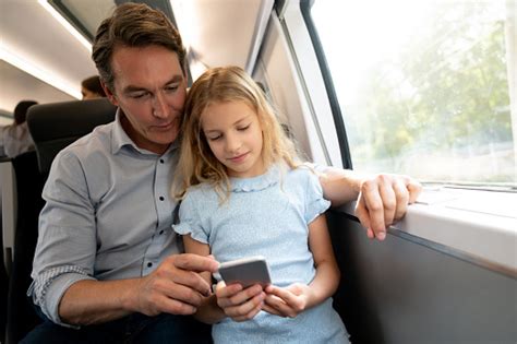 여자 그녀의 아버지와 가진 기차로 여행 하 고 휴대 전화에서 재생 2명에 대한 스톡 사진 및 기타 이미지 2명 Brand Name Video Game 가족 Istock