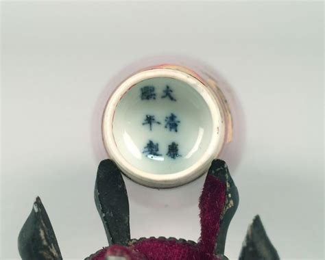 清康熙 玫瑰红釉柳叶瓶 底部 美国大都会博物馆藏 古玩图集网
