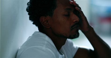 스트레스를 느끼는 흑인 아프리카 혈통은 손 느낌 걱정과 집착 정신 질환 개념으로 얼굴을 문지르는 바닥에 앉아 걱정하는에 대한 스톡 사진 및 기타 이미지 Istock