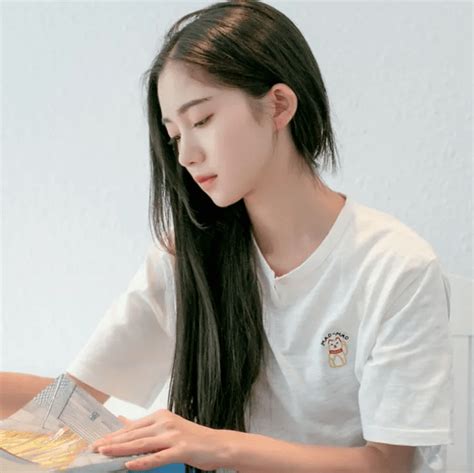 在黑暗的夜里，不经意间将手伸进衬衣里一起沉沦