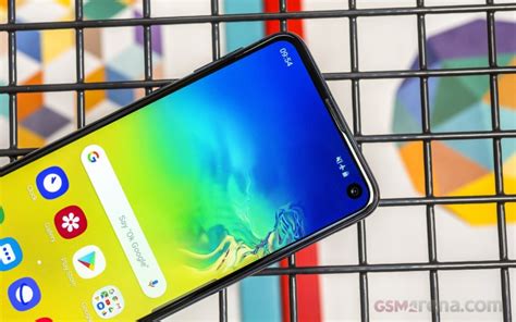 Samsung Galaxy S10e Vs Apple IPhone XR Display Software