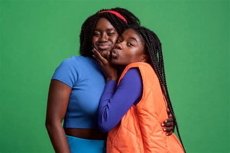 Retrato De Casal De Lésbicas Posando Juntos Foto Grátis