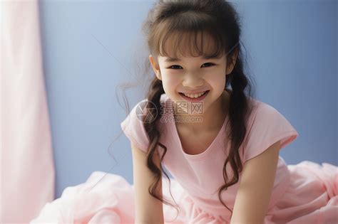 身穿粉色裙子女孩高清图片下载 正版图片600770238 摄图网