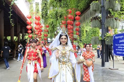 สุดอลังการ สวนนงนุชพัทยา จัดขบวนช้างแสนรู้เชิดสิงโต อวยพรให้นักท่อง