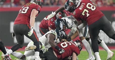 Mayfield Leads Buccaneers To 32 9 Nfc Wild Card Rout Of Eagles