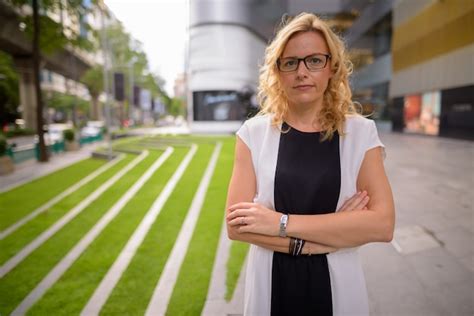 Premium Photo Portrait Of Beautiful Blonde Businesswoman Wearing