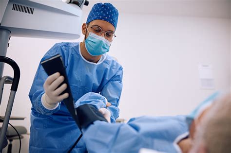 병원에서 수술을 위해 환자를 준비하는 동안 혈압계를 사용하는 의료 기술자 2명에 대한 스톡 사진 및 기타 이미지 2명 간호사 건강관리와 의술 Istock