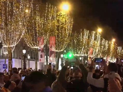 Коледната украса на Париж е красива но и икономична