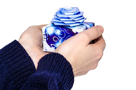 클리핑 패스와 함께 격리 선물 상자를 들고 손 여자 크리스마스 선물 손 고립 된 화이트와의 이미지 겨울에 대한 스톡 사진 및 기타 이미지 Istock