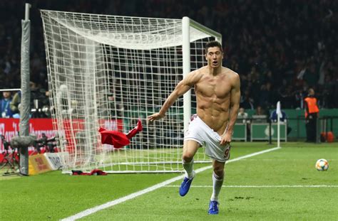 Robert Lewandowski Opis Postaci Po Angielsku Stelliana Nistor