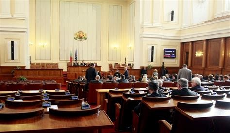 Трима министри докладват в парламента за урана във водата