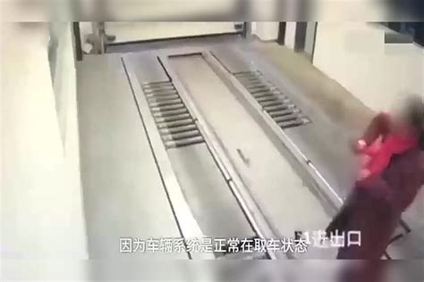 监控：女子只顾玩手机，低头走进自动停车库！低头手机停车库