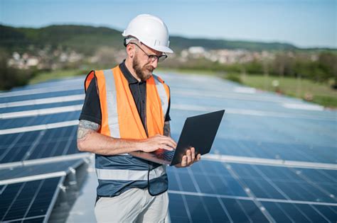 태양 전지판 기술이 적용된 산업용 지붕에서 노트북을 사용하는 엔지니어 남자에 대한 스톡 사진 및 기타 이미지 남자 노트북 35 39세 Istock