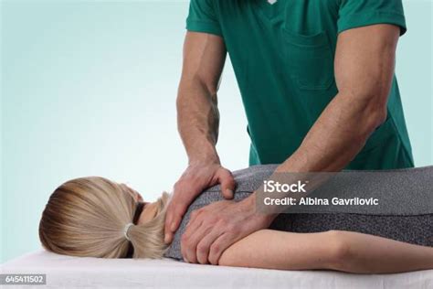 척추 교정 지압 요법 Osteopathy 등 조작입니다 치료사는 여자의 뒤에 치유 치료를 하 고입니다 대체 의학 통증 릴리프