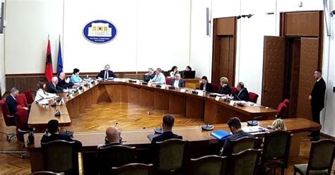 “gangsterat Rrinë Me Shkopa Bejsbolli” Përplasja Salianji Gogu Ju