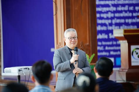 ម៉េងលី ជេ គួច អេឌ្យូខេសិន ម ក ជួយកសាងអនាគតដ៏ល្អប្រសើរសម្រាប់ប្រទេសកម្ពុជា