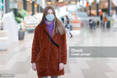 Mantel Bulu Wanita Muda Dalam Topeng Medis Di Dalam Ruangan Foto Stok
