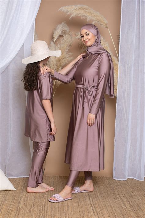 Modernes Muslimisches Burkini Mädchen
