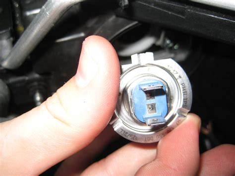 Hyundai Santa Fe Headlight Bulbs Replacement Guide
