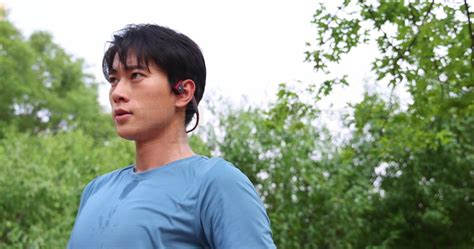 看向远方视频模板 一个年轻男人做运动看向远方 实拍视频免费下载mov格式4096像素编号53100650 千图网