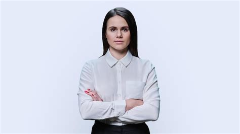 Premium Photo Attractive Young Business Woman With Arms Crossed On